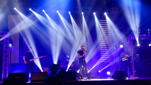 Spektakuler Sorot Lampu Meriahkan Konser Musik | kumparan.com