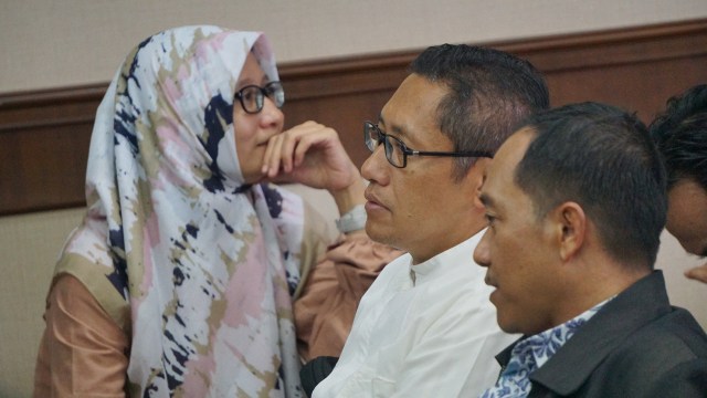 Foto: Momen Anas Urbaningrum Ditemani Istri di Sidang PK | kumparan.com Foto: Momen Anas Urbaningrum Ditemani Istri di Sidang PK | kumparan.com