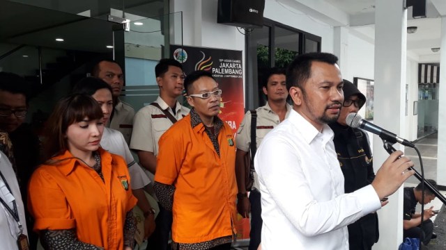 Wajah Sendu Roro Fitria saat Dilimpahkan ke Kejari Jakarta Selatan ...