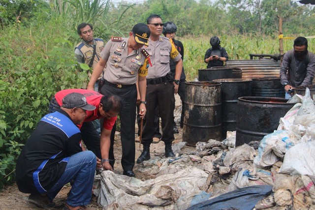 Polres Gresik Gerebek Pengolahan Limbah Ilegal di Menganti | kumparan.com Polres Gresik Gerebek Pengolahan Limbah Ilegal di Menganti | kumparan.com