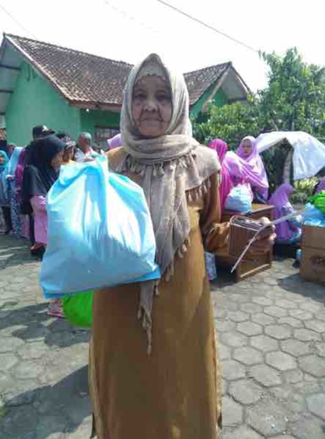 Pendamping Sukabumi Ajari KPM PKH Bersedekah | kumparan.com