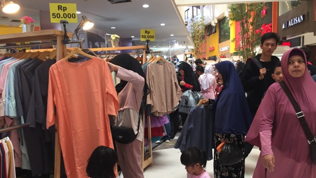 Makin Sore Booth Baju Bekas di Plaza Kalibata Ramai Diserbu Pembeli ...