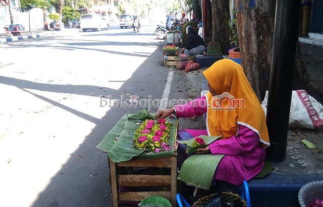 Hari Raya, Penjual Bunga Boreh Untung Berlipat | kumparan.com