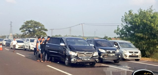 5 Kendaraan Tabrakan Beruntun di Tol Cikampek | kumparan.com