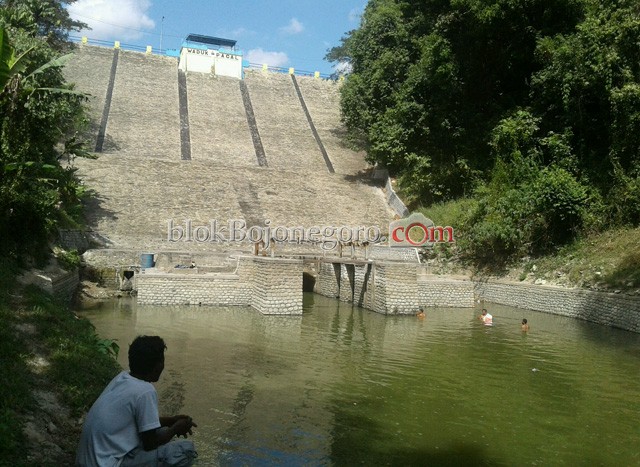 Berburu Ikan di Bawah Tembok Waduk Pacal Bojonegoro | kumparan.com