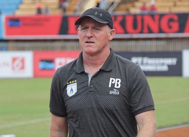 Manajemen Persipura Berhentikan Peter James Butler Sebagai Pelatih ...