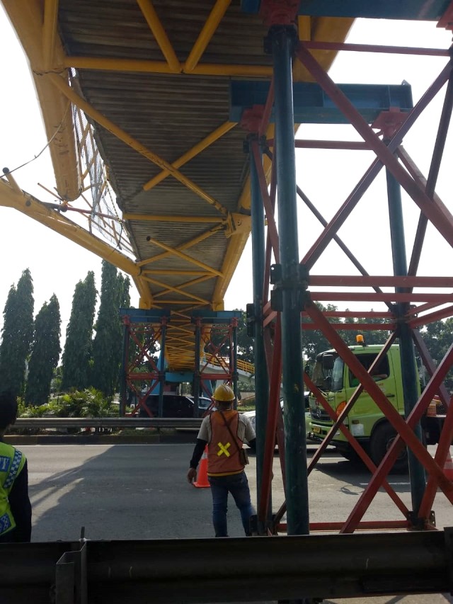 JPO Bambu Apus Tidak Roboh, Lalu Lintas di Tol JORR Normal | kumparan.com