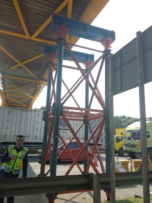 JPO Bambu Apus Tidak Roboh, Lalu Lintas di Tol JORR Normal | kumparan.com