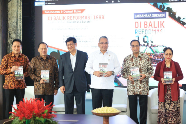 Mendes PDTT Sambut Baik Buku Karya Laksamana Sukardi | kumparan.com Mendes PDTT Sambut Baik Buku Karya Laksamana Sukardi | kumparan.com