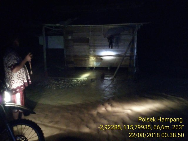 Bencana Banjir Menerjang Hampang saat Malam Idul Adha | kumparan.com