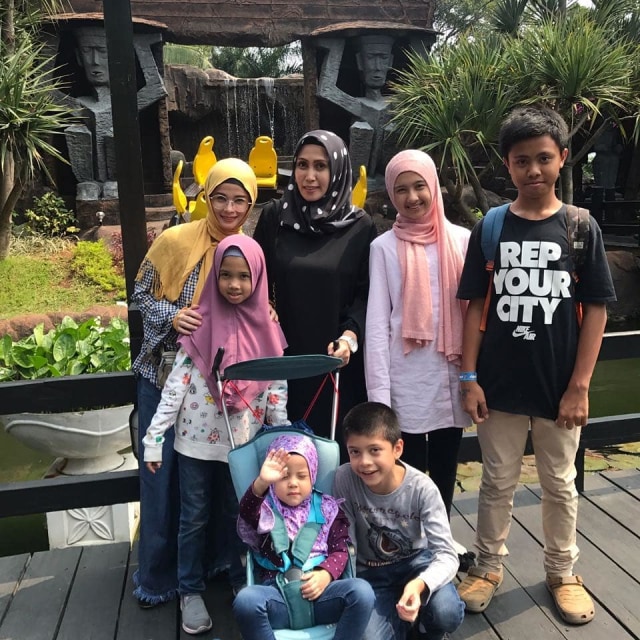 10 Potret Harmonis Keluarga Jihan Fahira dan Primus Yustisio | kumparan.com