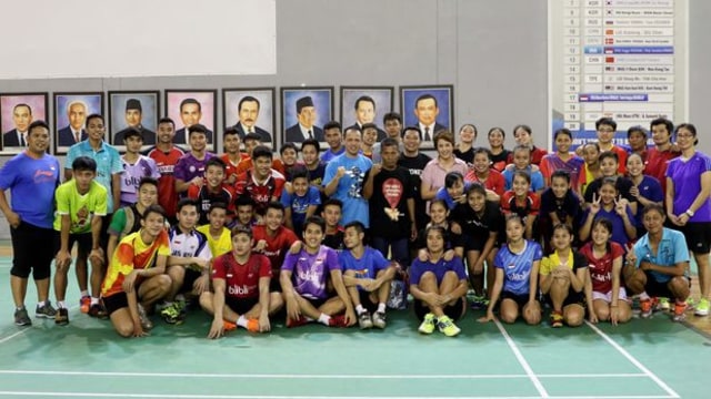 5 Fakta Menarik Pak Yanto, 38 Tahun Jadi Suporter Bulu Tangkis ...