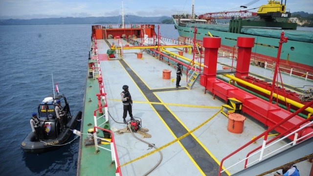 Polisi Amankan 2 Kapal Tanker Angkut 14 Ton BBM Ilegal di Papua ... Polisi Amankan 2 Kapal Tanker Angkut 14 Ton BBM Ilegal di Papua ...
