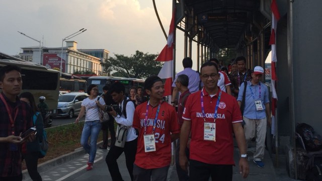 Anies Nikmati Musik Tepi Barat Bareng Warga di Trotoar Sudirman ... Anies Nikmati Musik Tepi Barat Bareng Warga di Trotoar Sudirman ...