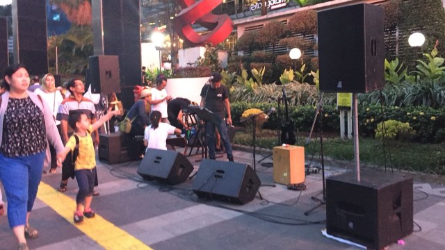 Anies Nikmati Musik Tepi Barat Bareng Warga di Trotoar Sudirman ... Anies Nikmati Musik Tepi Barat Bareng Warga di Trotoar Sudirman ...