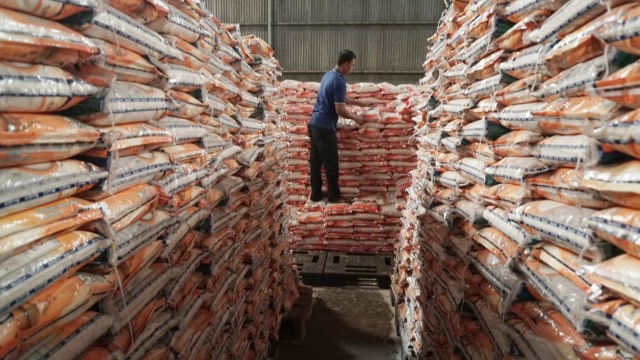 Gudang Beras di Kelapa Gading Overload, Bulog Pinjam Gudang Polri ...