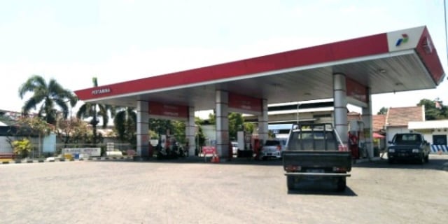 SPBU Terkesan Kucing-Kucingan Jual Premium | kumparan.com