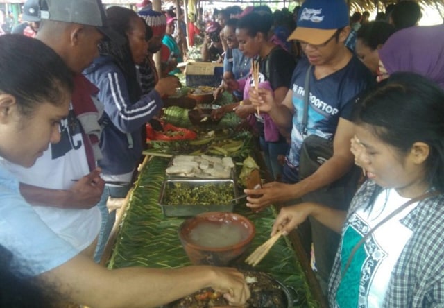 Wujud Kebersaman dalam Festival Makan Papeda di Sempe | kumparan.com