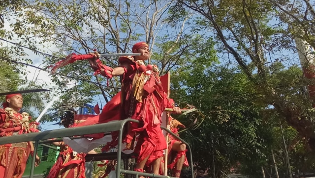 Tarian Perang Minahasa Ramaikan Flag Relay HUT ke-73 TNI di Manado ...