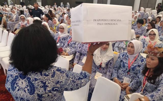 Jelang Kedatangan Jokowi, Peserta Rakernas IWAPI Galang Dana untuk ...