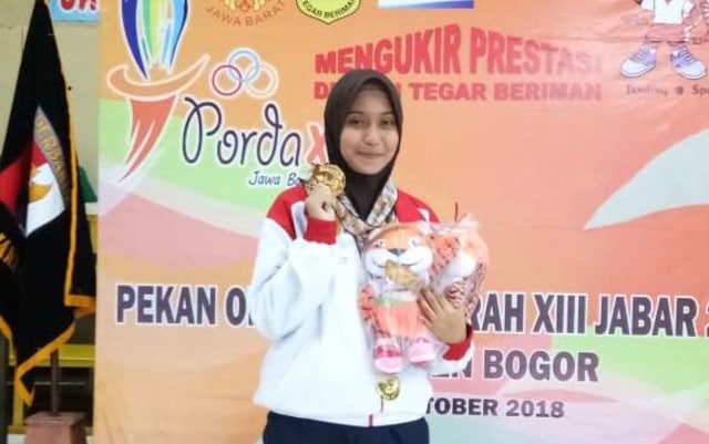 Naura Amalia Atlet Menembak Asal SMAN 4 Cirebon Raih 2 Medali Emas | kumparan.com