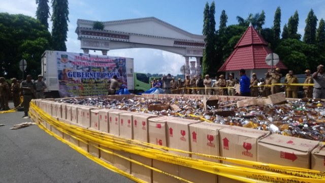 Pemprov Papua Musnahkan 25 Ribu Botol Miras | kumparan.com