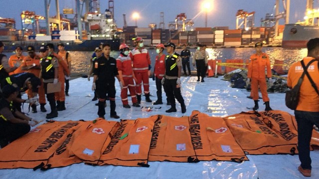 KRI Torani Bawa Delapan Kantong Jenazah Korban Jatuhnya Lion Air ...