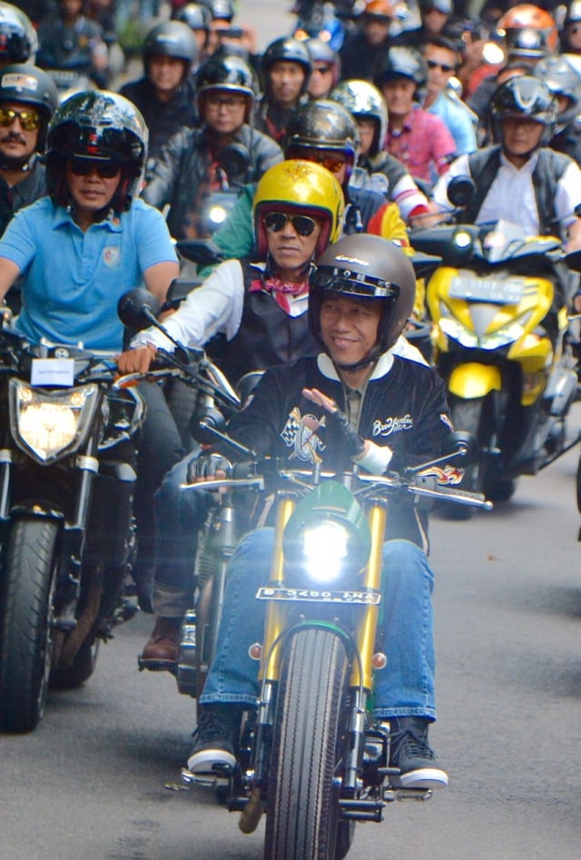 Foto: Jokowi Naik Motor Keliling Bandung | kumparan.com