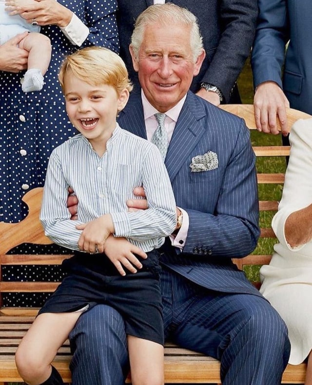 Momen Manis Pangeran Charles Bersama Cucunya! | kumparan.com