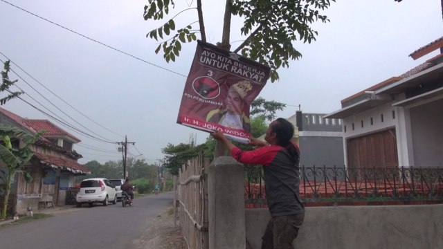 PDIP Tegal Copot Ribuan Poster Jokowi Bermahkota Raja | kumparan.com