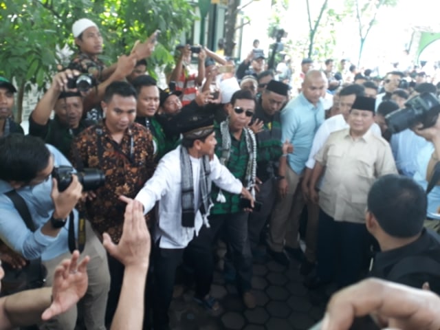'Jurus Silat' Sambut Kedatangan Prabowo di Kediaman Syukri Fadholi ... 'Jurus Silat' Sambut Kedatangan Prabowo di Kediaman Syukri Fadholi ...