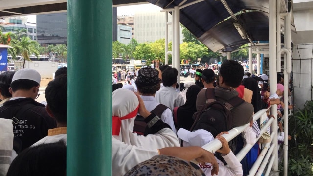 TransJakarta Koridor 1 Kembali Dibuka, Peserta Reuni 212 Antre di JPO ...