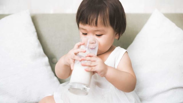 Mengapa Anak Tidak Boleh kenyang Hanya dengan Minum Susu? | kumparan.com Mengapa Anak Tidak Boleh kenyang Hanya dengan Minum Susu? | kumparan.com