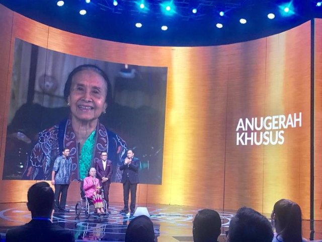 Penghargaan untuk Penyiar Televisi Pertama di Indonesia | kumparan.com