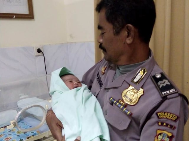 Bayi Laki-laki Dibuang di Bawah Pohon Perindang di Denpasar | kumparan.com Bayi Laki-laki Dibuang di Bawah Pohon Perindang di Denpasar | kumparan.com