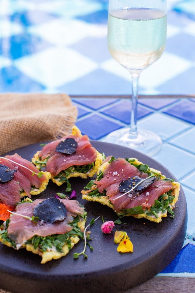 Selain Pemandangan Pantai, Manarai Beach House Juga Tawarkan Makanan ...