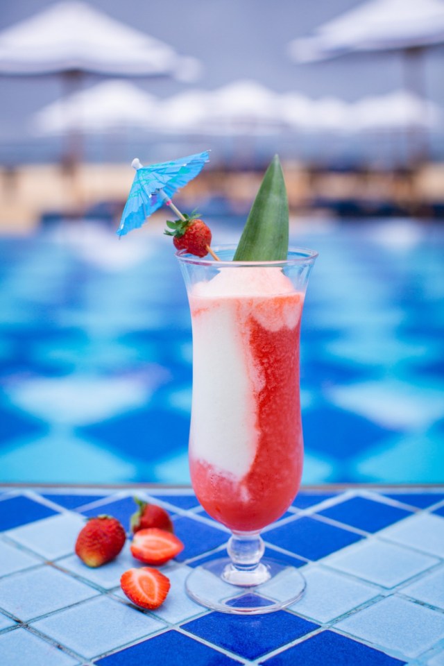 Selain Pemandangan Pantai, Manarai Beach House Juga Tawarkan Makanan ...