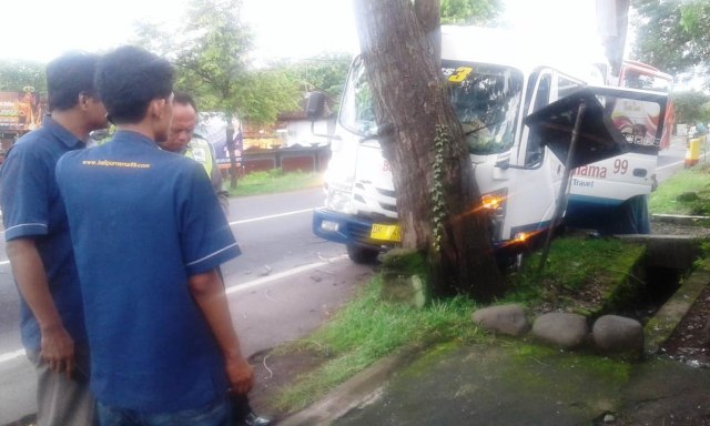 Sopir Mengantuk, Mobil Travel Tabrak Pohon | kumparan.com Sopir Mengantuk, Mobil Travel Tabrak Pohon | kumparan.com