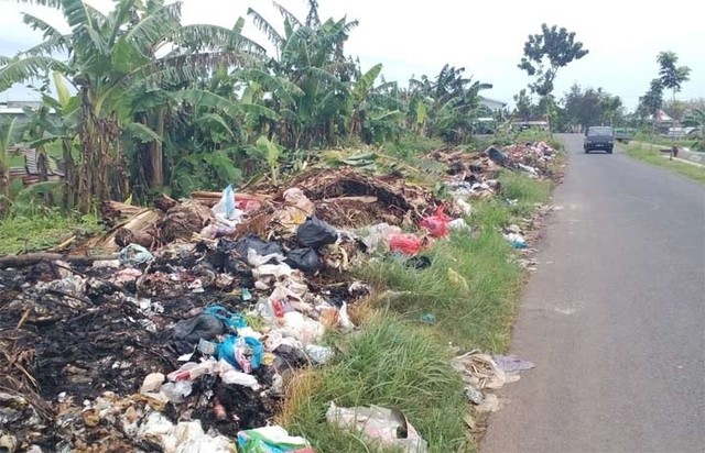 Warga Tuban Resah Adanya Tumpukan Sampah Menggunung Disertai Bau Busuk ...