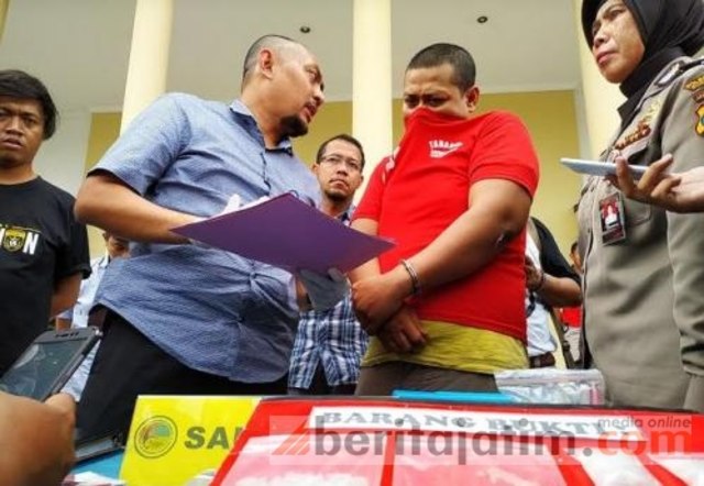 Dari Lapas di Surabaya, Napi Kendalikan Penjualan Narkoba | kumparan.com Dari Lapas di Surabaya, Napi Kendalikan Penjualan Narkoba | kumparan.com