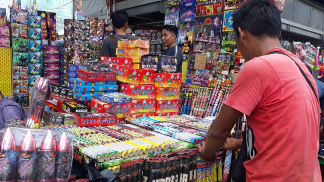 Kembang Api yang Dijual di Pasar Asemka Banyak Diimpor dari China ...