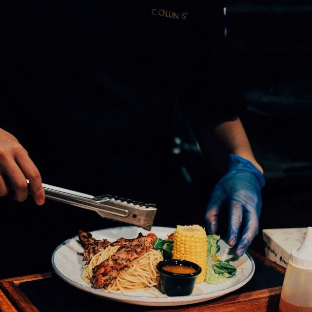 Restoran Collin's Grill Sajikan Steak yang Dipanggang di Atas Arang ...