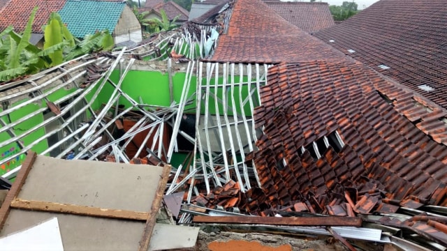 Atap Ruang Kelas SDN V Neglasari, Bogor, Roboh Akibat Hujan Deras | kumparan.com
