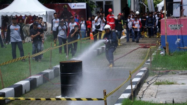 Foto: Berlomba Melawan Amukan Api | kumparan.com