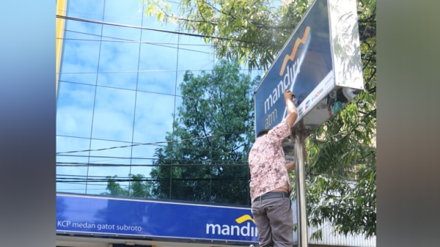 Menyalahi Aturan, Pemko Medan Tertibkan Papan Merk Toko | kumparan.com