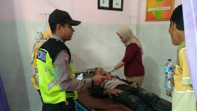 Ditabrak Truk, Pemotor di Purwosari Bojonegoro, Luka Berat | kumparan.com Ditabrak Truk, Pemotor di Purwosari Bojonegoro, Luka Berat | kumparan.com