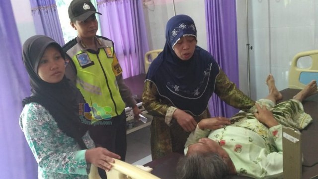 Ditabrak Truk, Pemotor di Purwosari Bojonegoro, Luka Berat | kumparan.com Ditabrak Truk, Pemotor di Purwosari Bojonegoro, Luka Berat | kumparan.com
