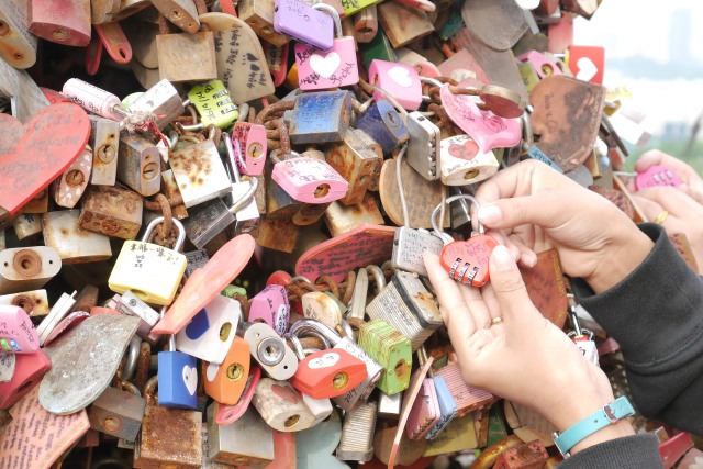 Kisah Pilu di Balik Mendunianya Gembok Cinta | kumparan.com