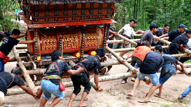 Foto: Kemeriahan Tradisi Rambu Solo di Toraja | kumparan.com