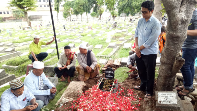 Komedian Nana Krip Dimakamkan Satu Lubang dengan Dua Saudaranya ...